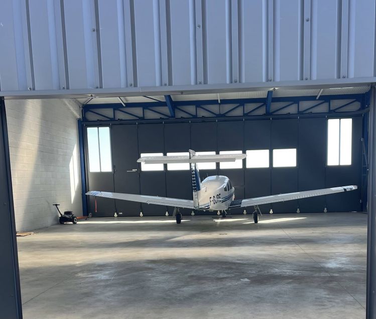 PLACE DE HANGAR - LFHV